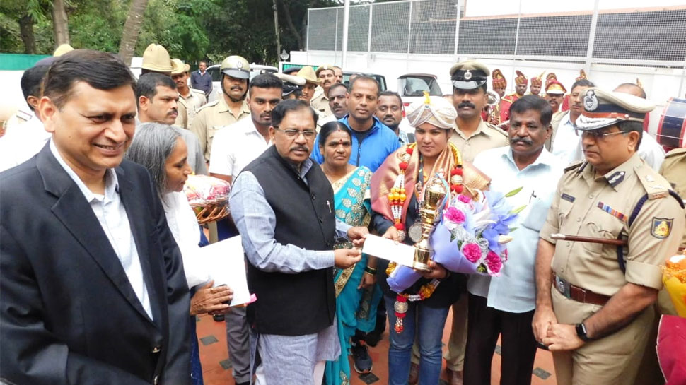 Rs 15 lakh Check Delivery to Usha rani, who won silver in kabbaddi ...