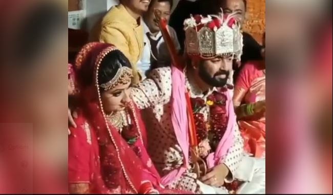 Viral video: Pandit Ji scolds groom for resting his hands on the bride ...