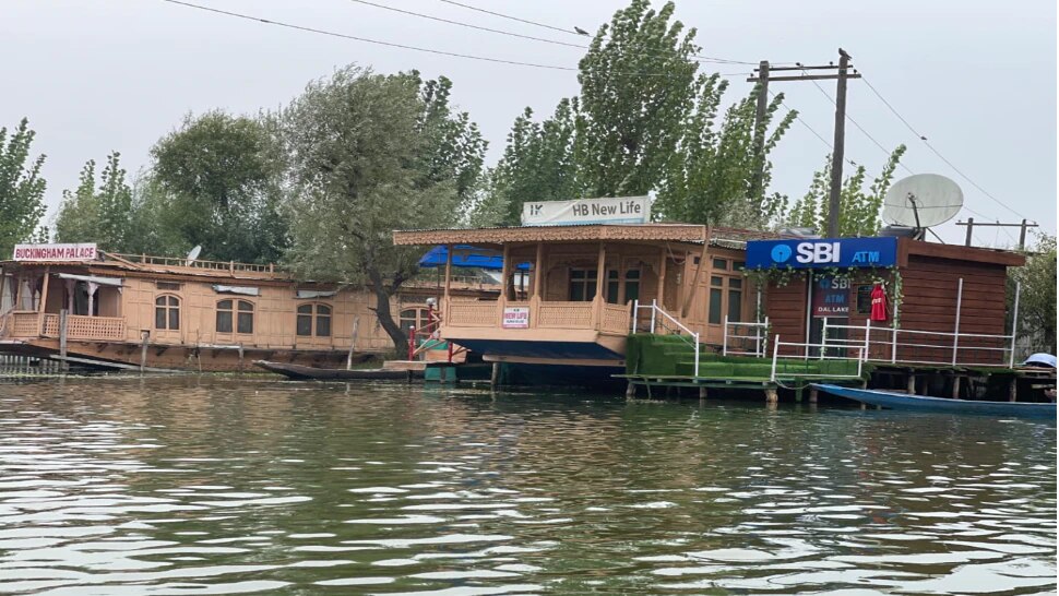 SBI Floating ATM: floating atm srinagar sbi gift for tourists in ...