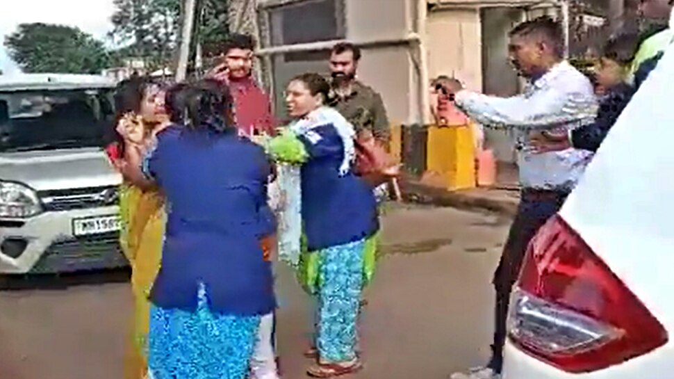 Viral Video: Womans Fight at Nashik Toll Booth | Viral Video : ನಡು ...