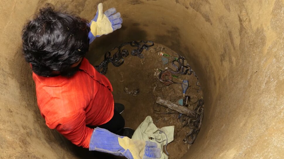 Snake Rescuer saved the snakes in the well | ಬಾವಿಯಲ್ಲಿದ್ದ ರಾಶಿ ರಾಶಿ ...