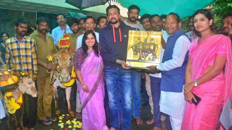 Kichcha Sudeep adopted 31 cows under punyakoti dattu yojane | ಪುಣ್ಯಕೋಟಿ ...