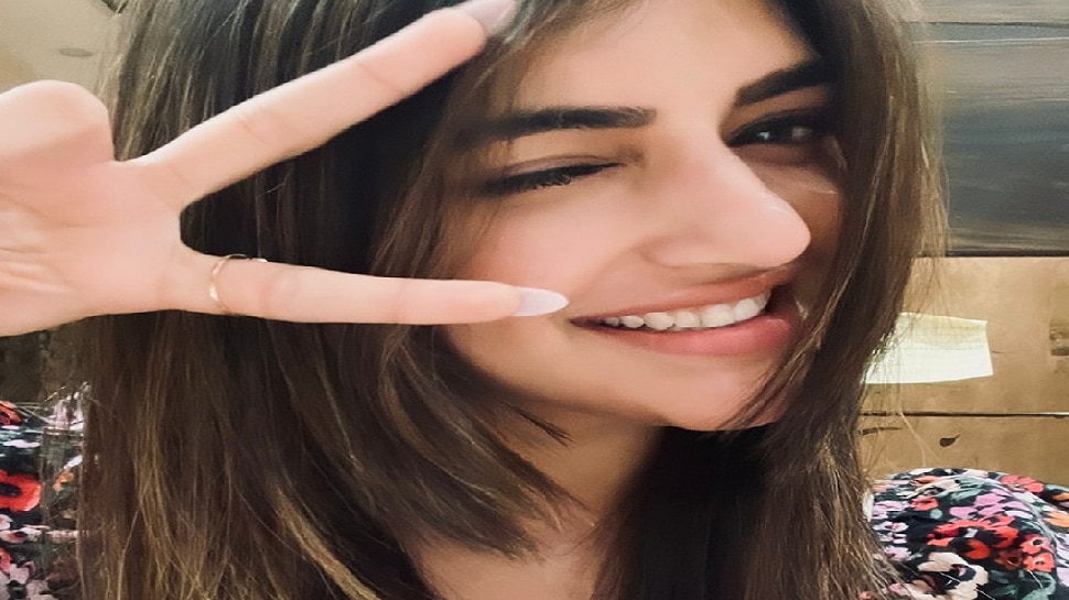 Actress Srileela gave a surprise Fans by coming live for the first time ...