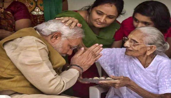 PM Narendra Modi and his Mother Heeraben rare photos | Modi Mother ...