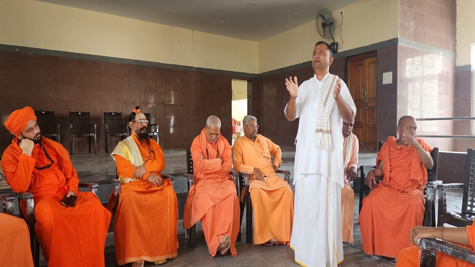 Swamijis turned against Laxman Savadi in the ticket issue | ಟಿಕೆಟ್ ...