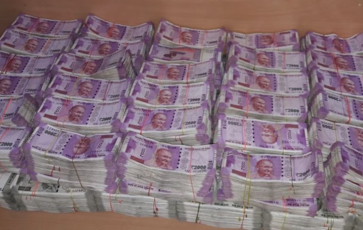 truck carrying 535 crore money faces machinary problem in tamil nadu ...