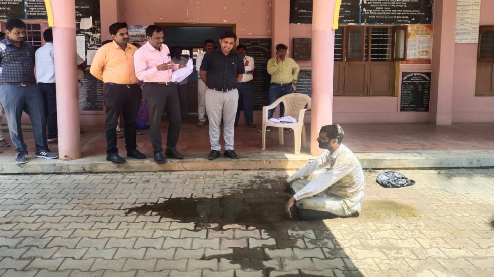 Drinking water Problem in Hosanagar and protest by throwing dung water ...