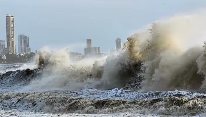 cyclone biparjoy creating havoc in pakistan thousands of people lost ...