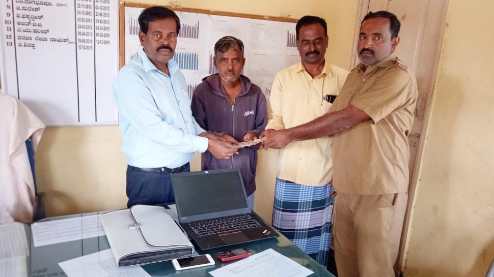 KSRTC conductor who returned the valuables left on the bus by a ...