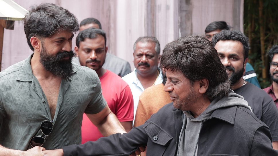 Yash meet Shivraj Kumar on the shooting set | ಶೂಟಿಂಗ್‌ ಸೆಟ್‌ನಲ್ಲಿ ಶಿವರಾಜ್‌ ಕುಮಾರ್‌ ಭೇಟಿಯಾದ ಯಶ್ ...