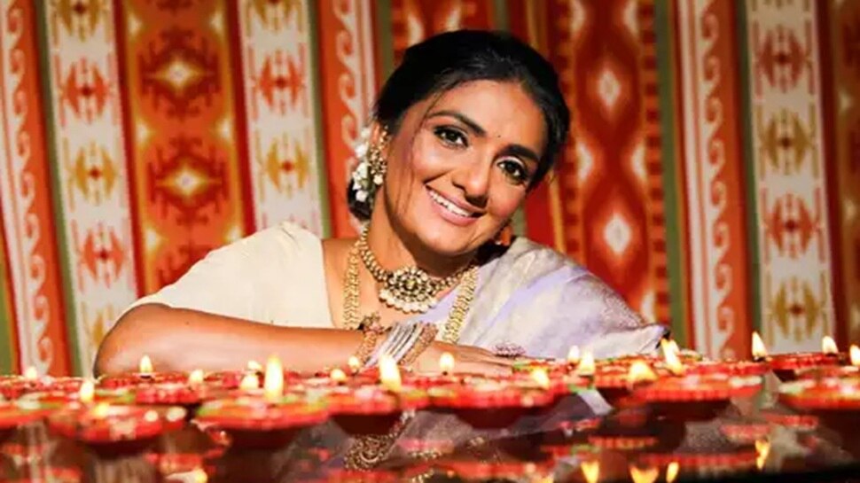 Top 90s actress Shanthi Priya shares a photo of herself with her head ...