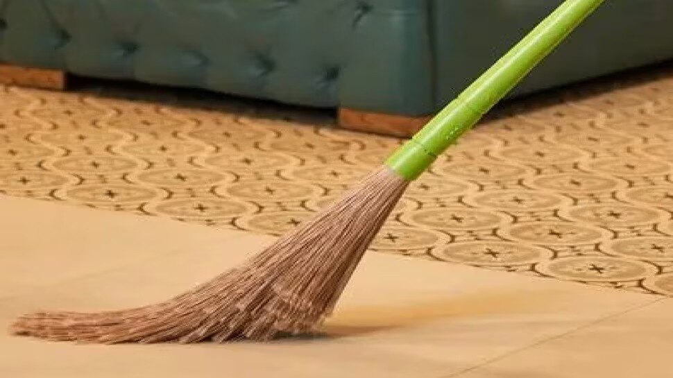 keeping broom in this direction bring good luck |ಪೊರಕೆಯನ್ನು ಮನೆಯ ಈ ...