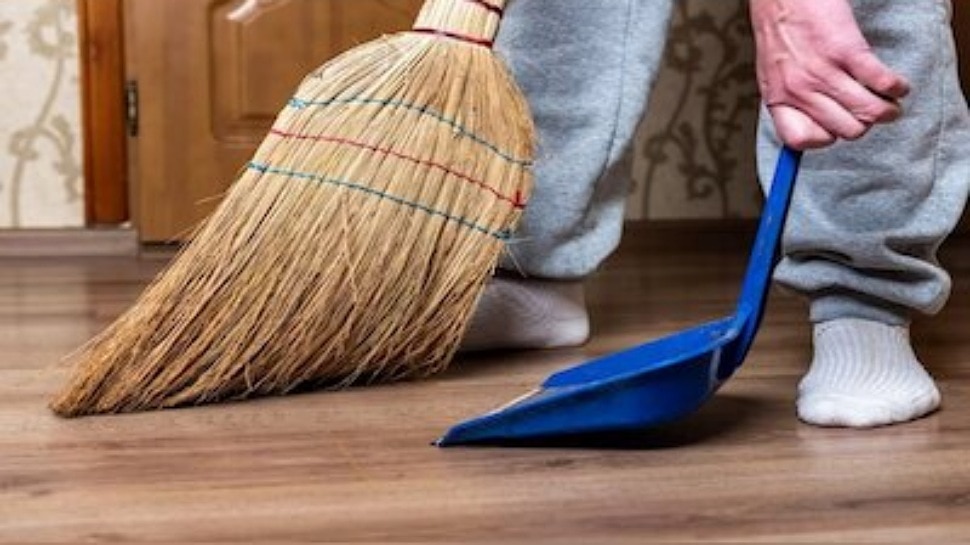 keeping broom in this direction bring good luck |ಪೊರಕೆಯನ್ನು ಮನೆಯ ಈ ...